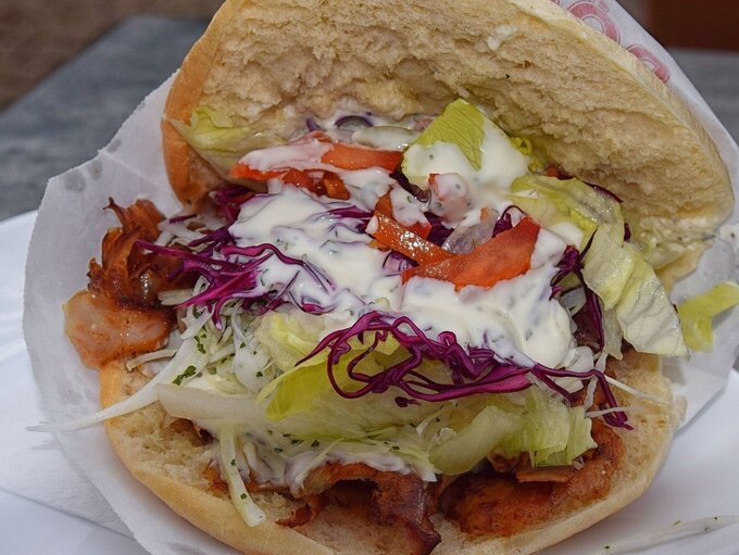 Kraftowy kebab Filipa Chajzera. Była gwiazda TVN otwiera biznes ...