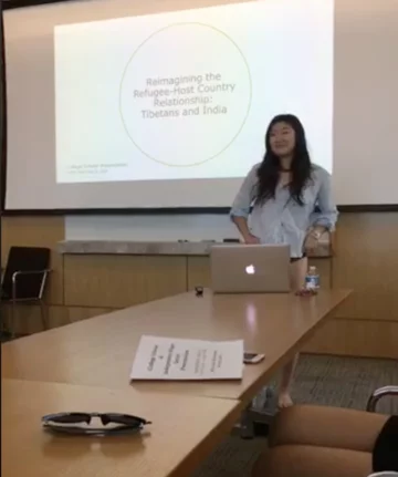 Letitia Chai podczas prezentacji, jeszcze w ubraniu - galeria zdjęć