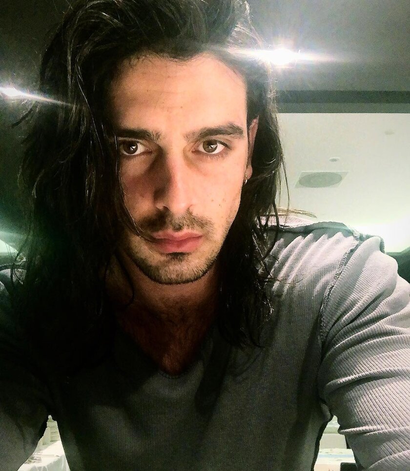 Włoski aktor Michele Morrone. To on zagrał Massimo w...