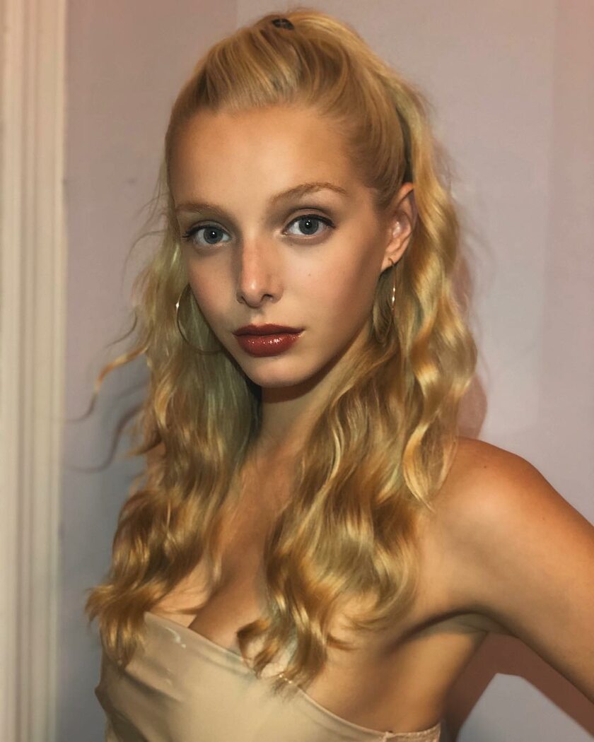 Alexandra Waterbury - galeria zdjęć