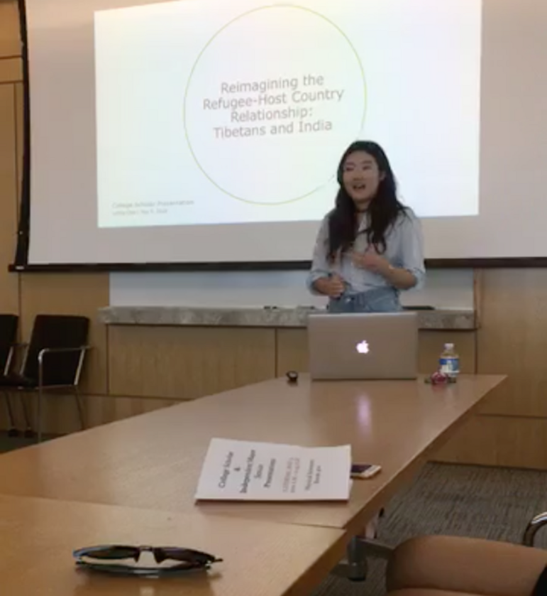 Letitia Chai podczas prezentacji, jeszcze w ubraniu - galeria zdjęć