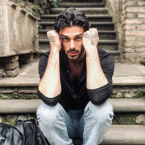 Włoski aktor Michele Morrone. To on zagrał Massimo w...