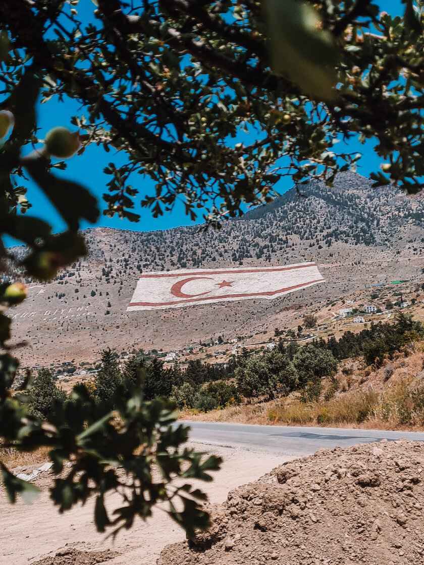 Flaga Tureckiej Republiki Cypru Północnego - galeria zdjęć