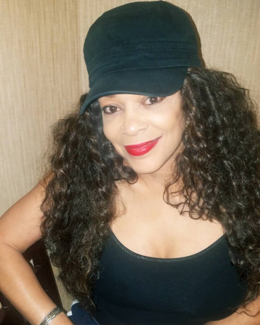 Ola Ray w teledysku do piosenki „Thriller” Michaela Jacksona
