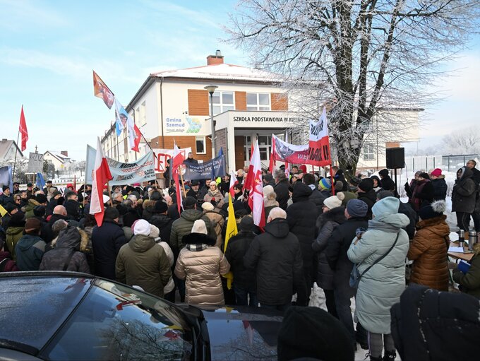Nauczycielka wyrzuciła krzyż w Kielnie. Józefaciuk spierał się o to z ...