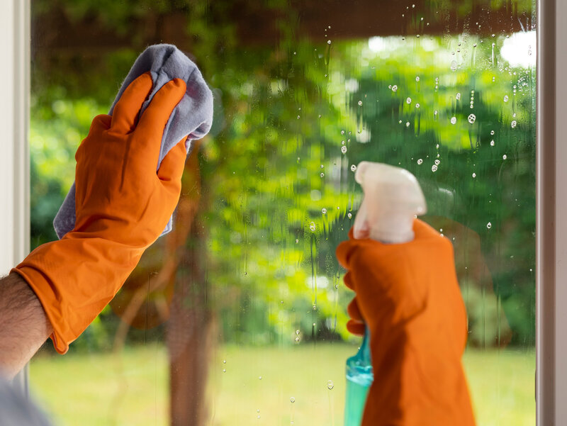 Domowy płyn do mycia okien – wystarczą 2 tabletki i szyby lśnią bez ...