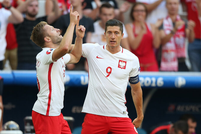 Flaga UPA z portretem Bandery na meczu Ukraina - Polska – Euro 2016 ...