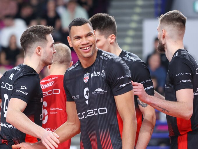 Aleks Nasevich wyróżnia się w PlusLidze, świetne zagrywki siatkarza ...