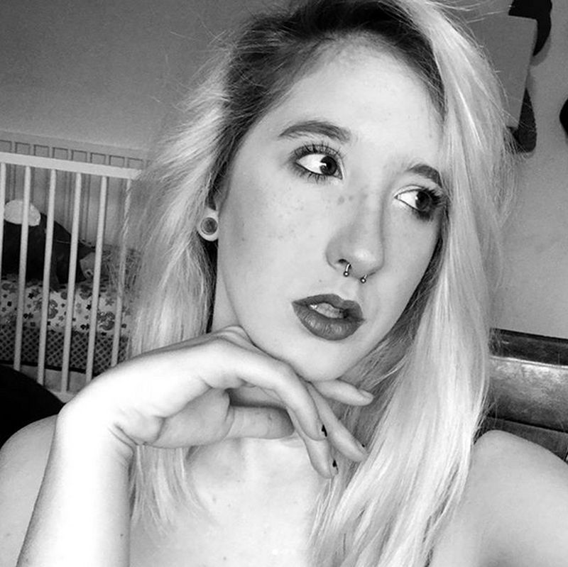 Tori Hart - dorosłe dziecko - galeria zdjęć