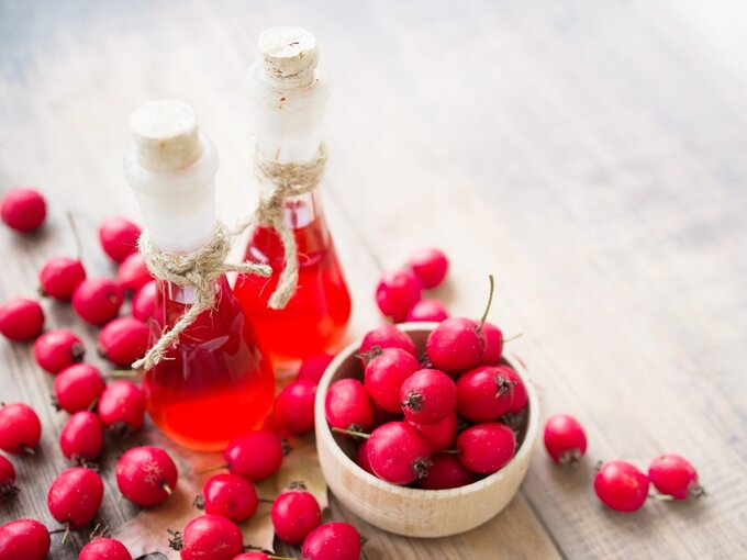 Sezon na jarzębinę. Zrób z niej nalewkę, która odtruje wątrobę ...