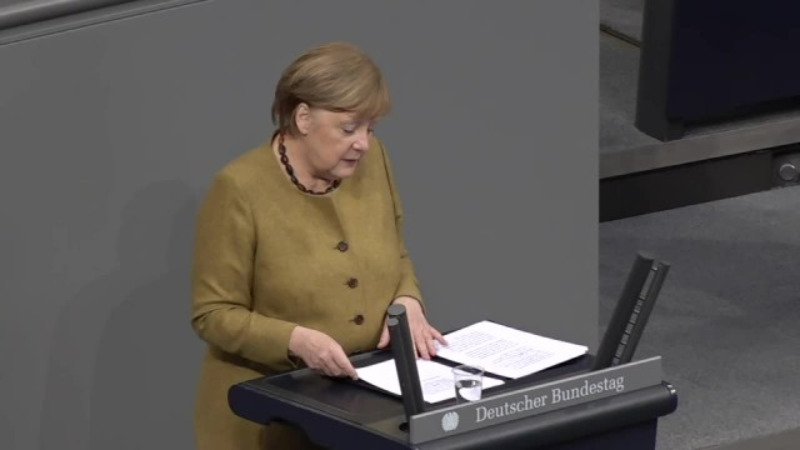 Angela Merkel zapomniała o maseczce. Nie mogła powstrzymać śmiechu – Wprost
