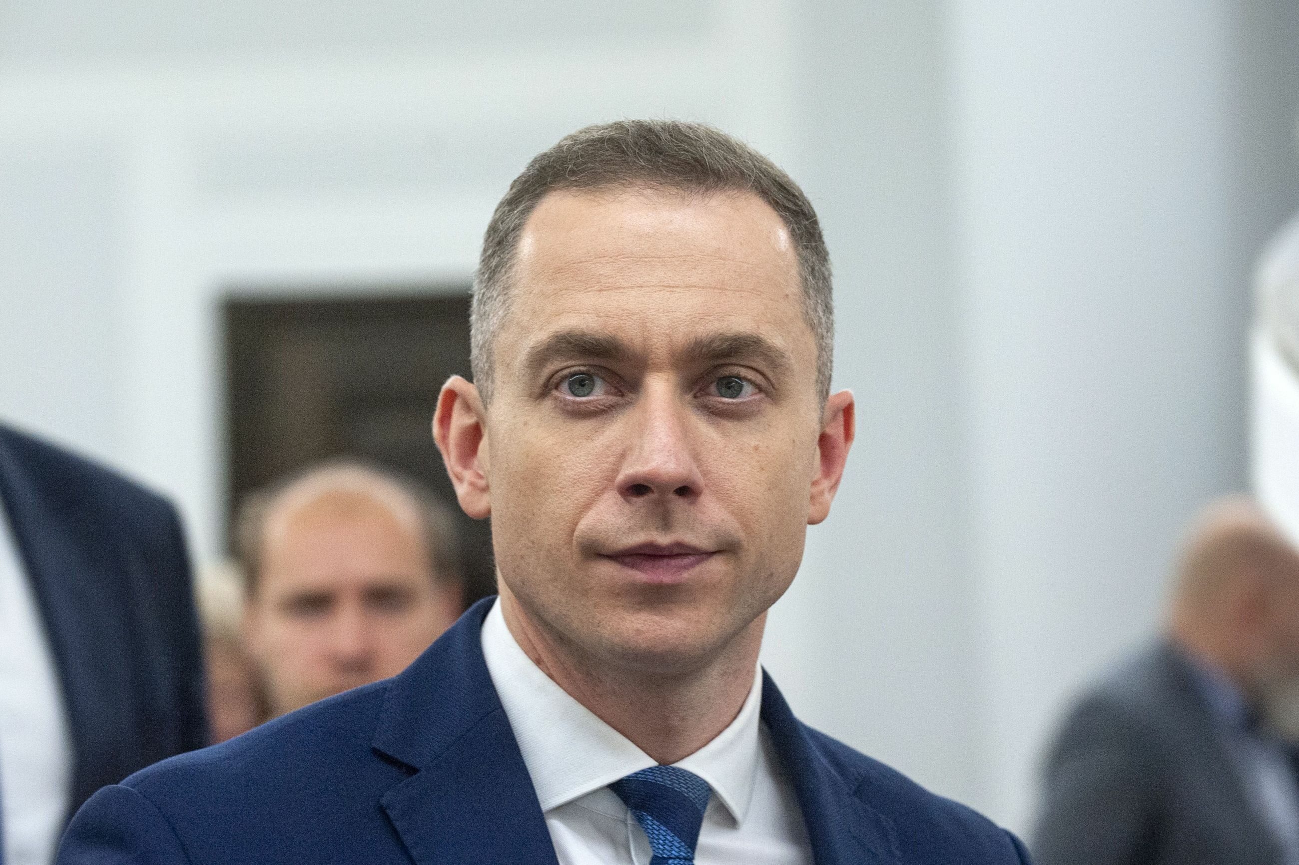 Tomczyk jak Macierewicz. Obaj źle zaśpiewali hymn. Wideo