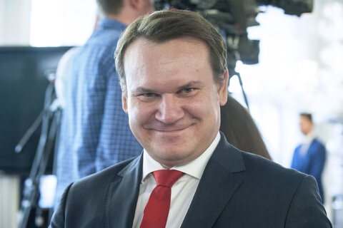 Dominik Tarczyński kpi z makijażu dziennikarki TVN24. – Wprost