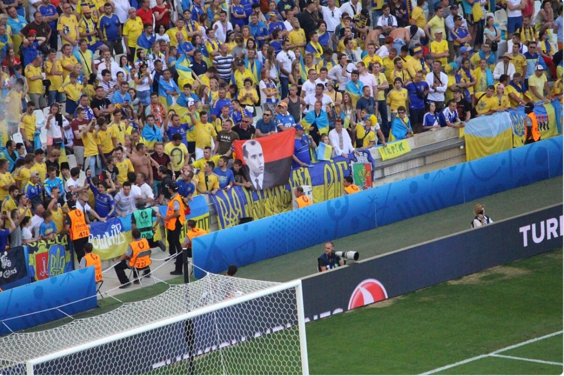 Flaga UPA z portretem Bandery na meczu Ukraina - Polska – Euro 2016 ...