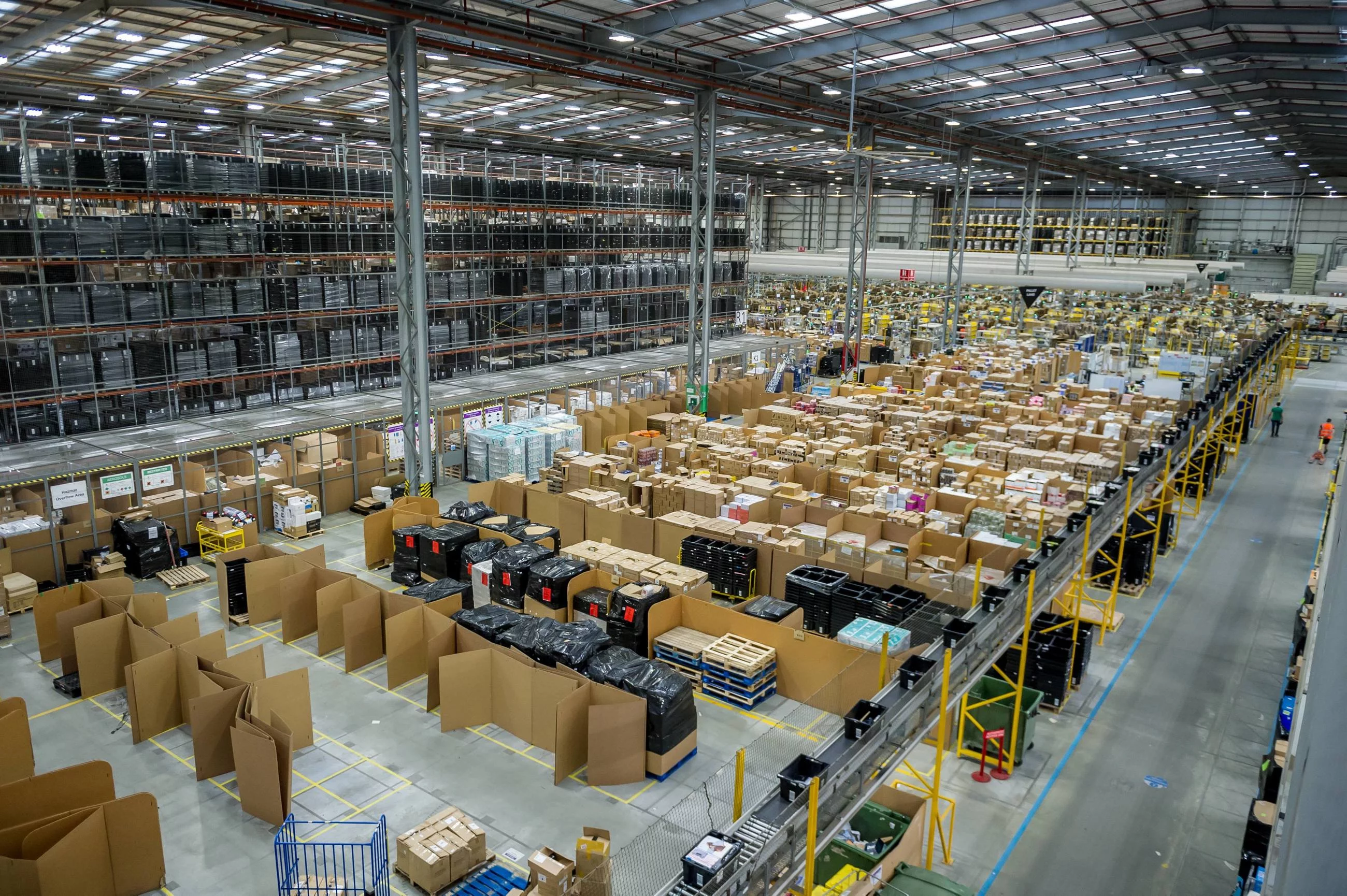 Jak działają opaski na nadgarstkach pracowników Amazona? – Wprost