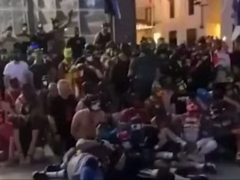 Prawie tysiąc osób szczekało na placu w Berlinie. Identyfikują się jako psy – Wprost