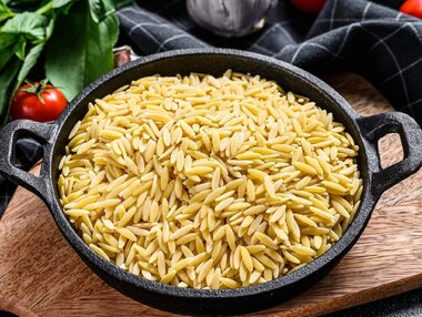 Co to jest makaron orzo? Poznaj przepis na sałatkę z makaronem w ...