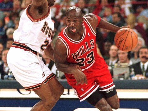 Koszulka z kluczowego sezonu Michaela Jordana w NBA sprzedana ...