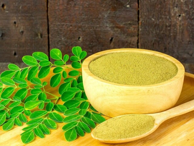 Moringa działa antyrakowo i odchudza. Roślina ta w smaku przypomina ...