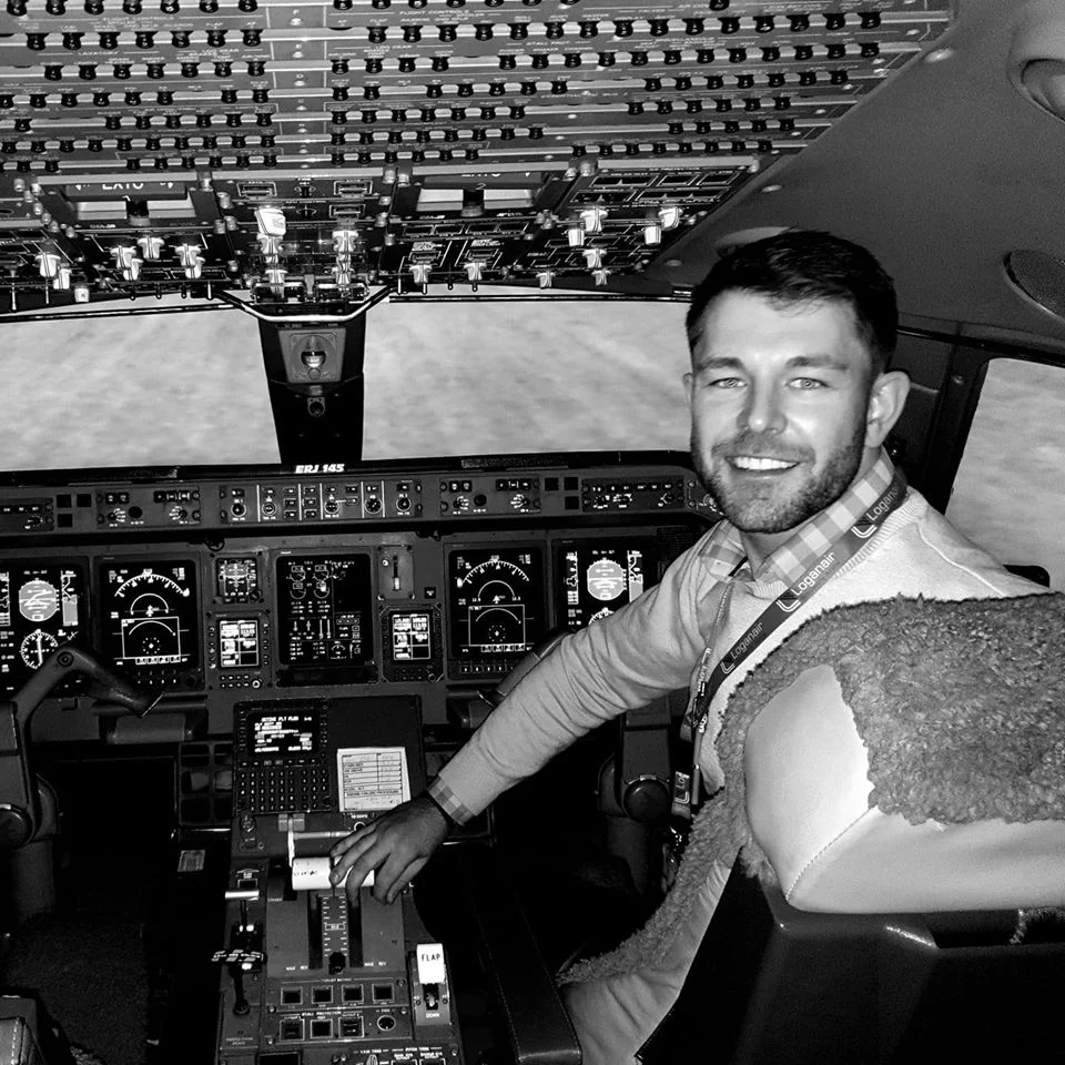 Pilot James Bushe ujawnił, że jest nosicielem wirusa HIV. Może latać ...