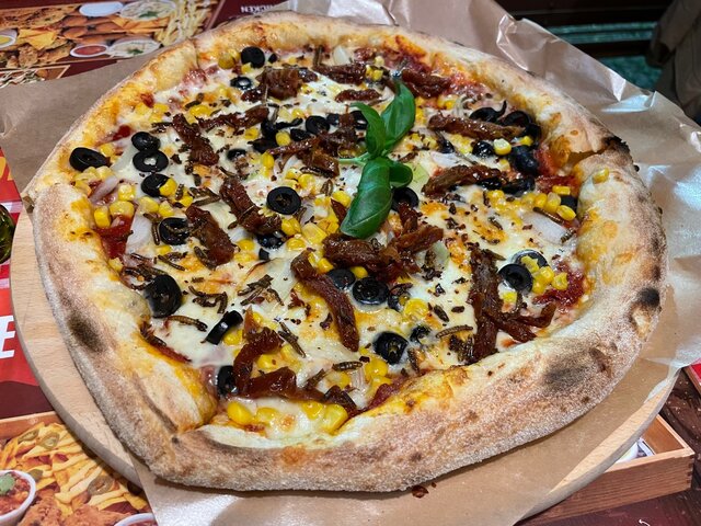 Zjedliśmy pizzę z larwami, której nie ma w karcie. „Smakują jak suszone ...