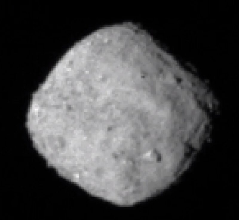 NASA: Sonda OSIRIS-REx zrobiła zdjęcia planetoidy Bennu