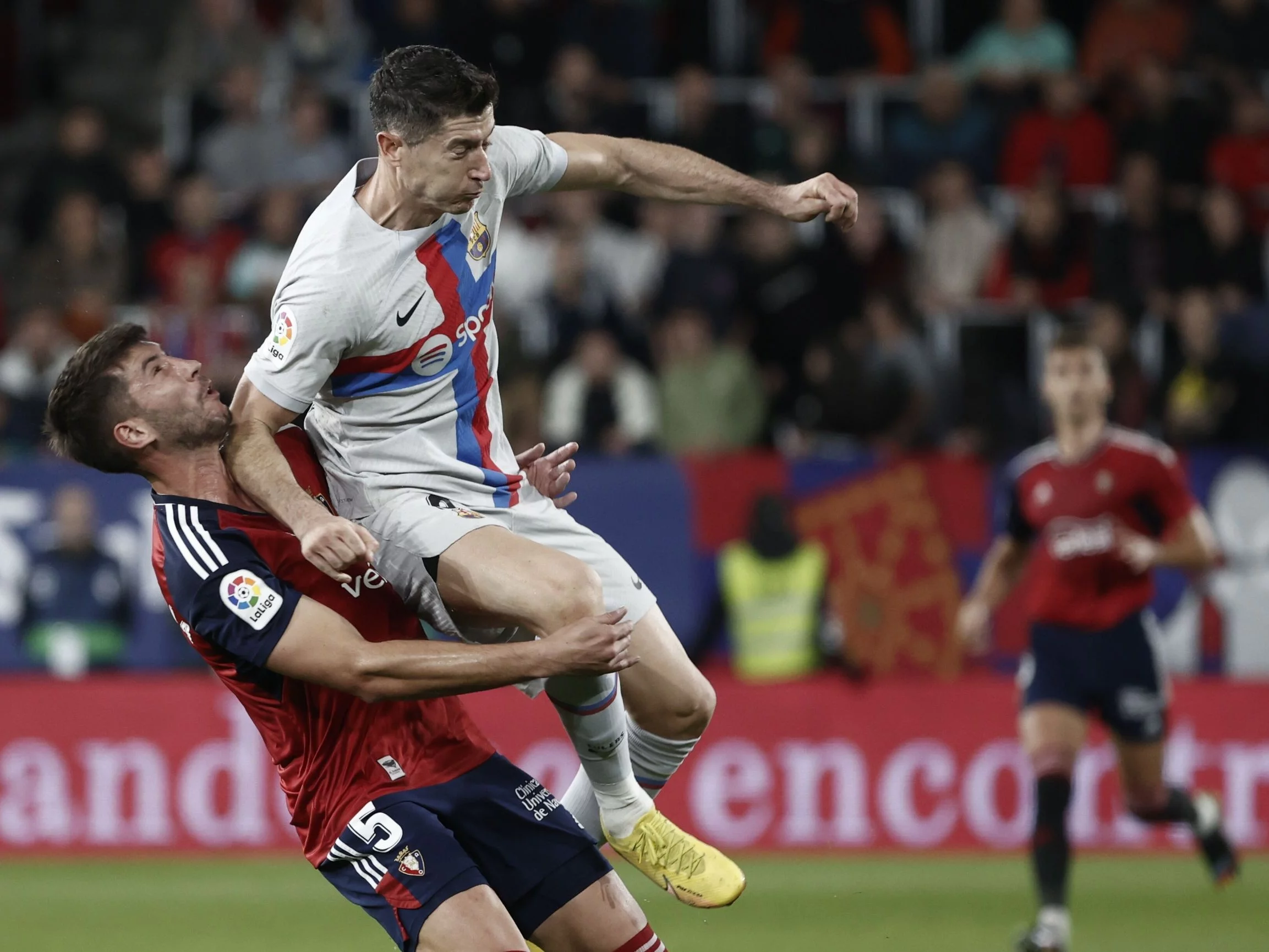 Za ten faul Robert Lewandowski został wyrzucony z boiska. Jest nagranie ...