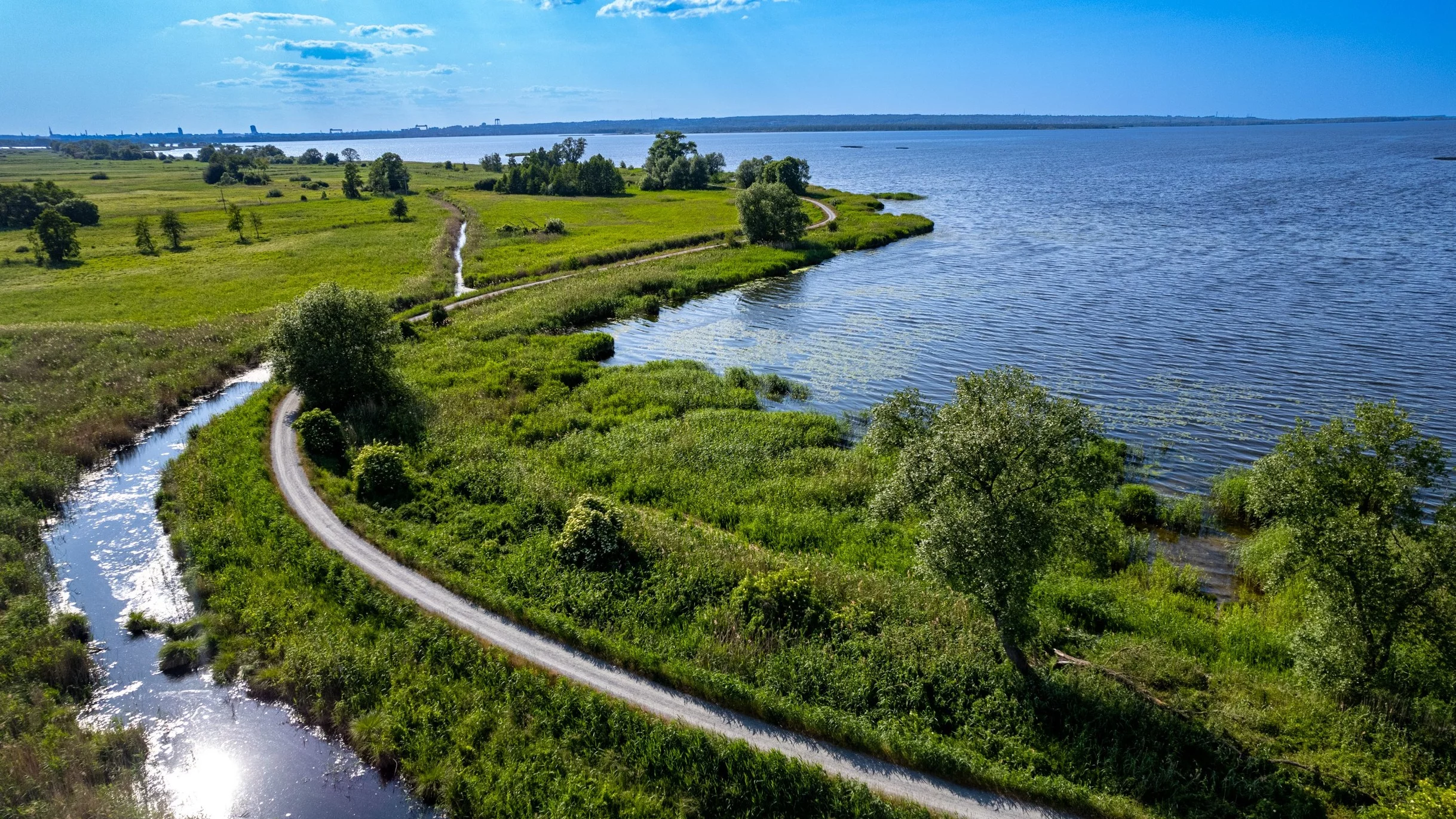 Rowerzyści zachwyceni nową trasą w Polsce. Widok na wodę, dzikie plaże ...