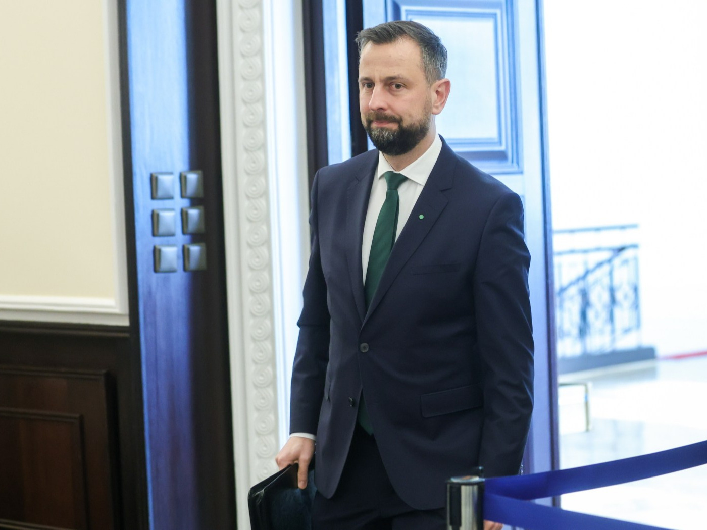 Zgrzyt na konferencji Tuska i szybka reakcja: Czy ktoś widział Kosiniaka-Kamysza w kolorowym ...