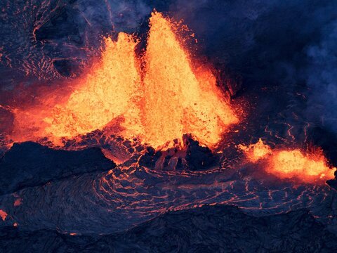 Wybuch jednego z najbardziej spektakularnych wulkanów. Tysiące oglądają ...